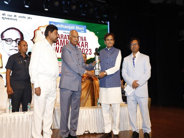 Ramnath Kovind confers Bharat Ratna Dr Ambedkar Award on CM Yogi for ...