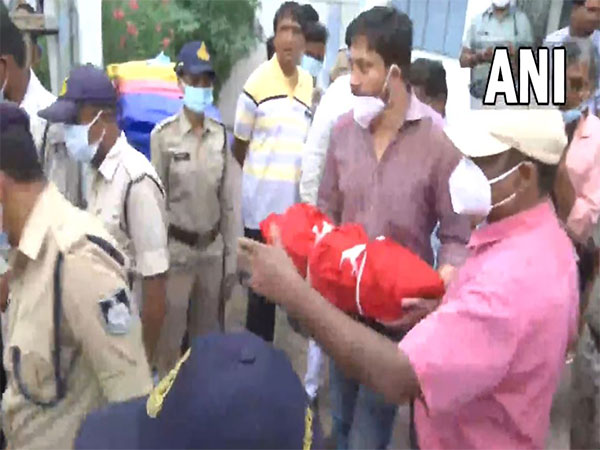 Madhya Pradesh: 2-yr-old girl rescued from 300 ft deep borewell dies of ...