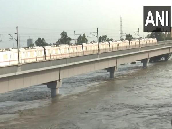Delhi: 23,692 people evacuated, Yamuna River continues to flow at 208. ...