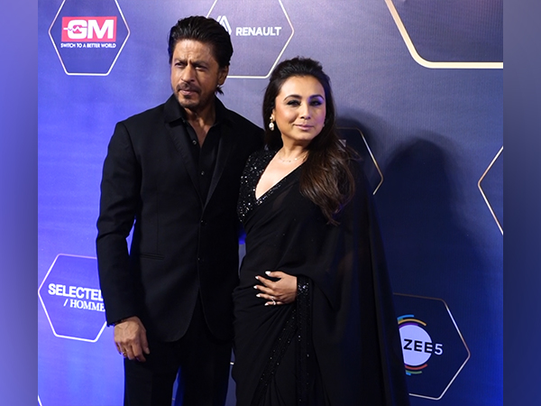 Shah Rukh Khan, Rani pose together at Dadasaheb Phalke Awards, fans go ...