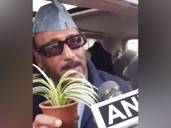'Saans le lamba': Jackie Shroff's quirky Yoga Day message wins hearts ...