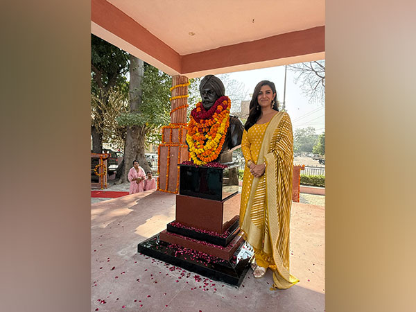 Nimrat Kaur unveils her father Major Bhupendra Singh's statue in Sri ...