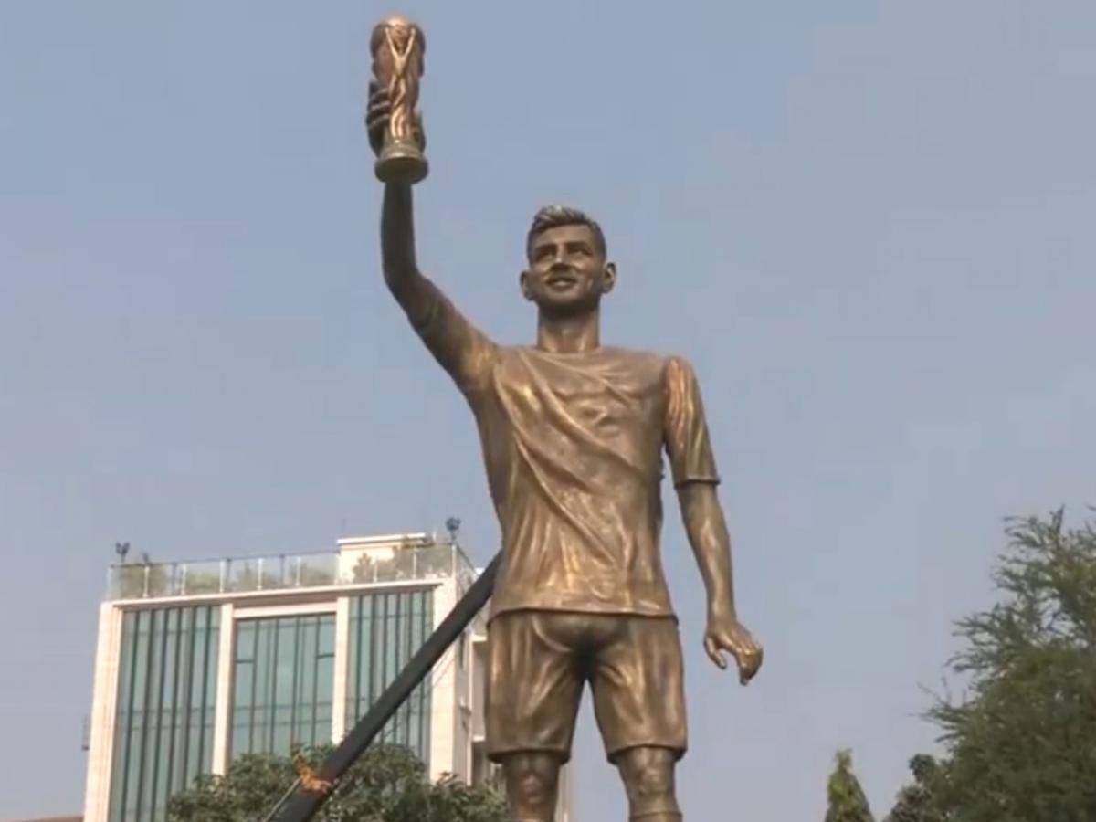 Lionel Messi virtually unveils his 70-foot statue at Lake Town in ...