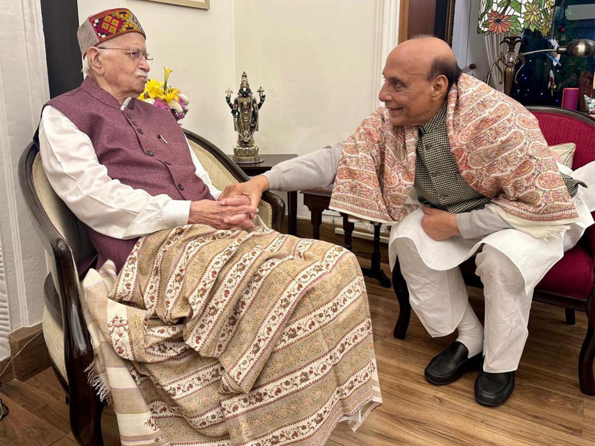 Delhi: Rajnath Singh meets veteran BJP leader LK Advani, wishes him ...