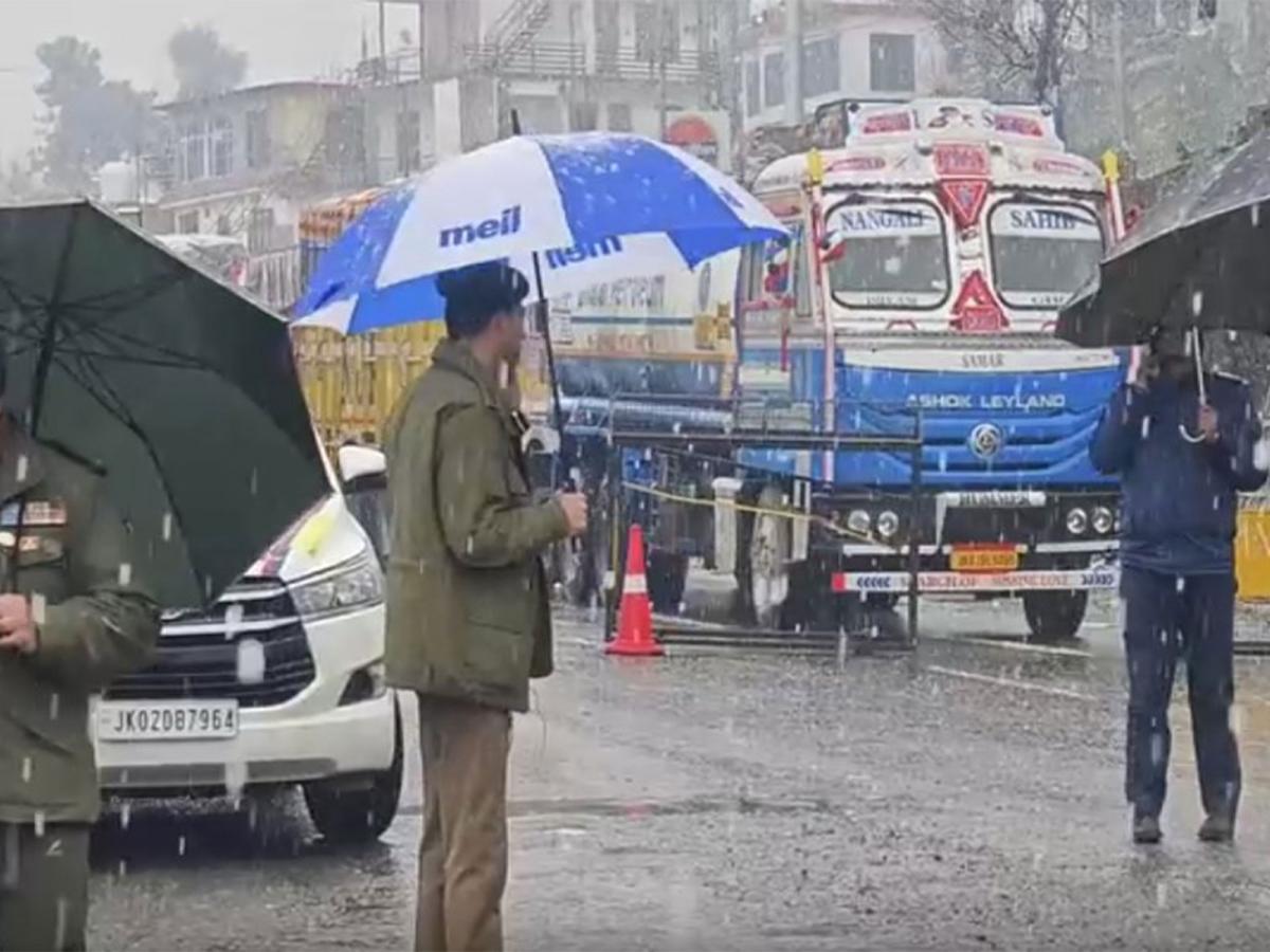J-K: NH44 remains closed for second day; snowfall paralyses life in ...