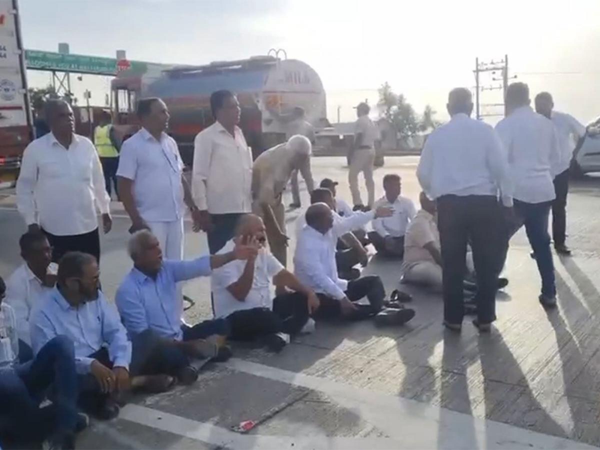Karnataka Police stop Maharashtra Samiti workers at Hattargi Toll Gate ...