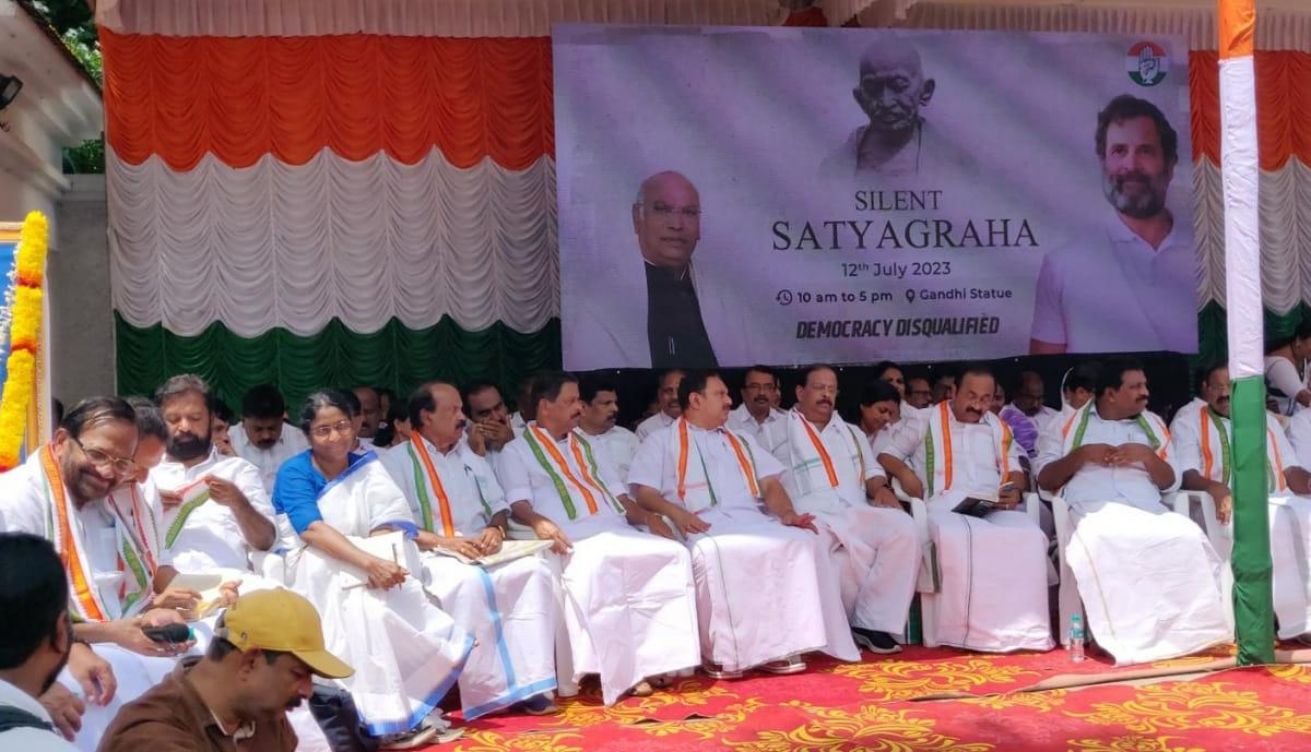 Congress stages ‘Maun Satyagraha’ in Kerala - www.lokmattimes.com
