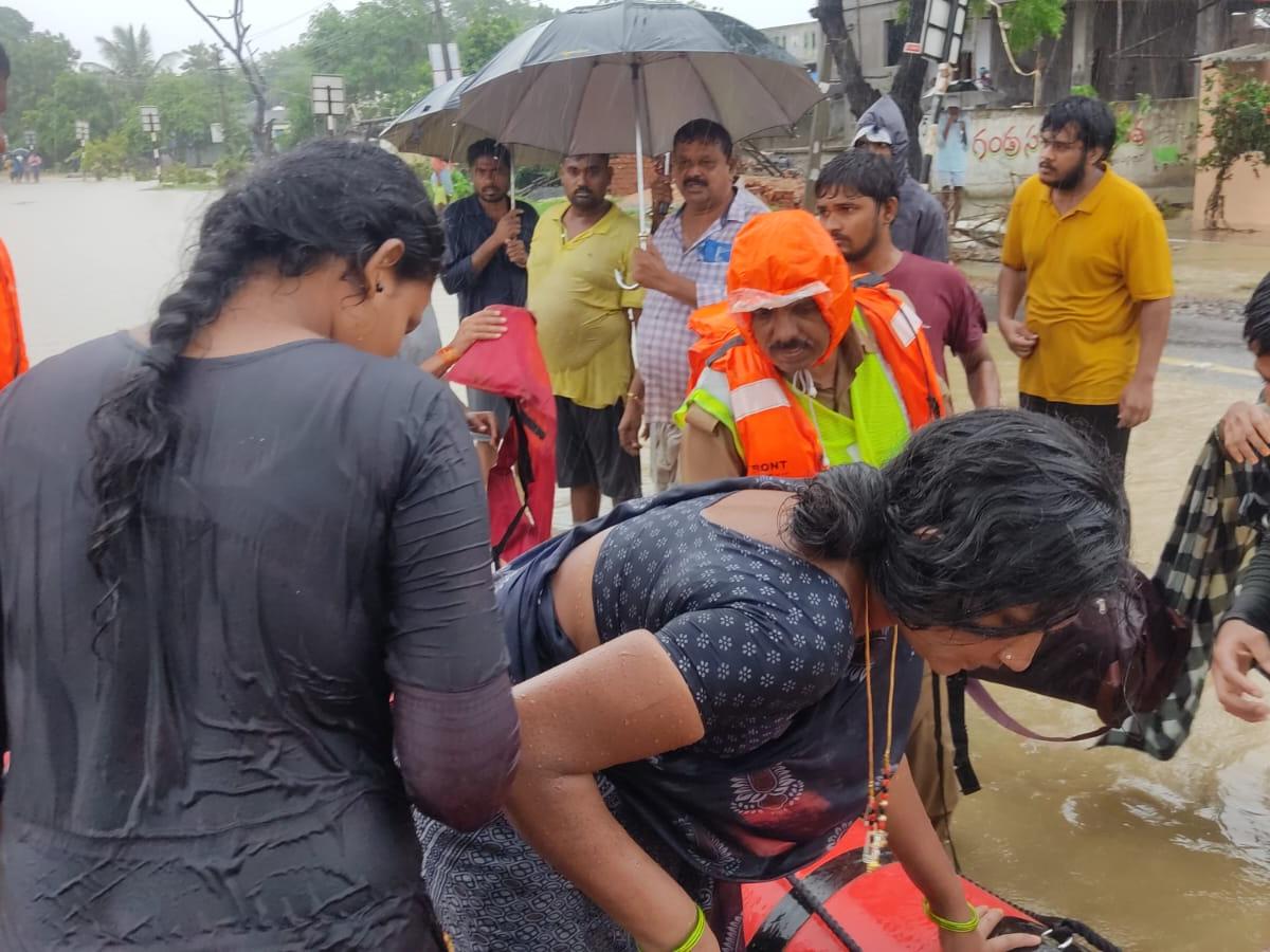 NDRF operation on to rescue people from flood-hit Telangana village - www.lokmattimes.com