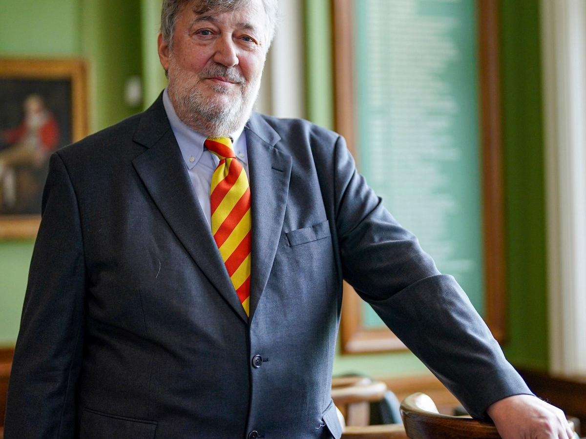 Stephen Fry had multiple fractures after falling off stage - www ...