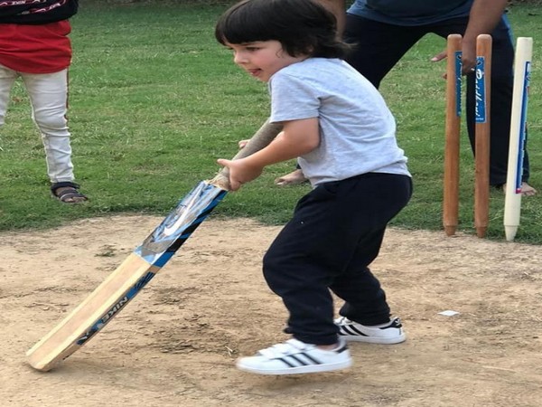 Any place in the IPL? Kareena Kapoor Khan shares an adorable picture of ...