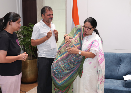 Malviya Nagar fire: Delhi CM hands over ex-gratia to kin of victims ...