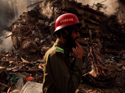 Karachi shopping mall fire: Families of victims protest as dozens still ...