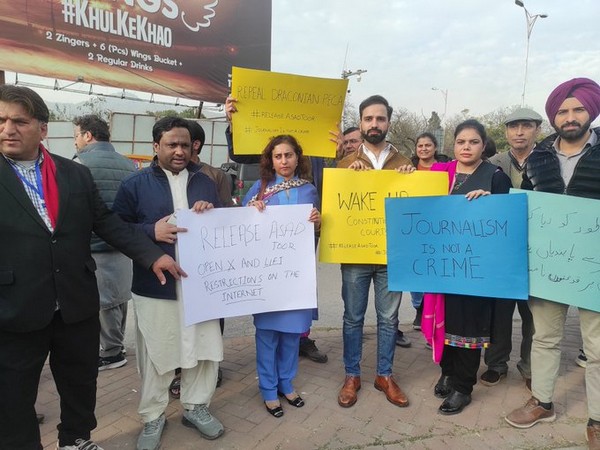 Pakistan: Journalists hold protest in Islamabad, demand withdrawal of ...