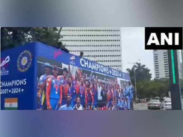 Open-top bus for Team India's victory parade reaches Mumbai's Marine ...