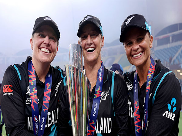 Australian star Perry congratulates NZ's trio of Suzie, Devine, Tahuhu ...