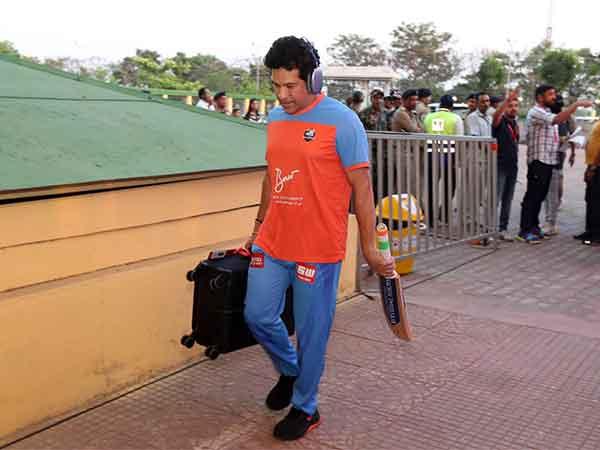 Sachin Tendulkar discreetly tests 'Ten X You' cricket gear on and off ...