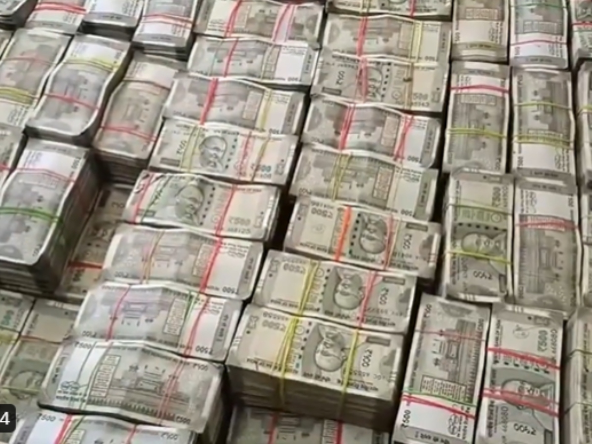 Andhra Pradesh Accident: Vehicle Carrying 7 Crores Cash in Boxes ...