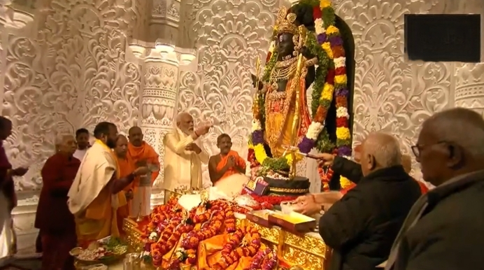 PM Narendra Modi Performs First Aarti of Shree Ram Lalla at Ayodhya Ram ...