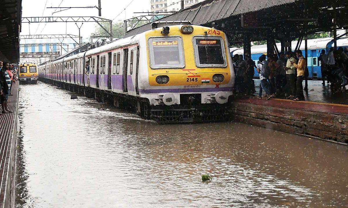 Maharashtra: Heavy Rains hit Mumbai, flood like situation in Kalyan and ...