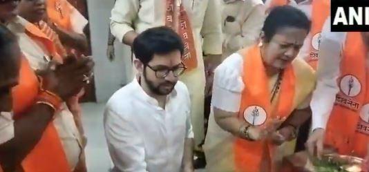 Aaditya Thackeray Offers Prayers at Lower Parel Temple Ahead of ...