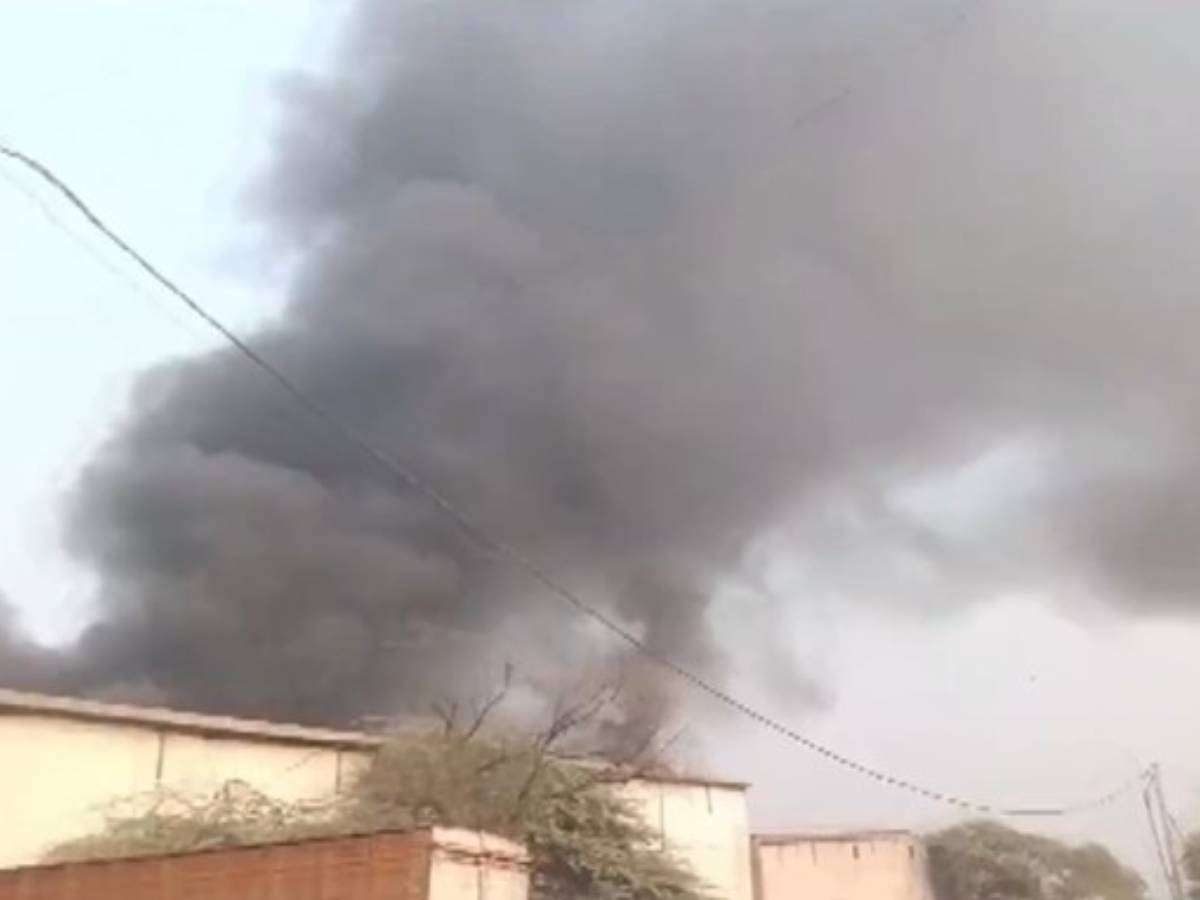 Delhi Plastic Factory Fire: Massive Blaze Erupts at Warehouse in Alipur ...