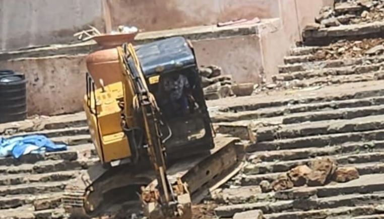 AAP Condemns Demolition of Banganga Tank Heritage Steps By BMC, FIR Filed Against Contractor ...