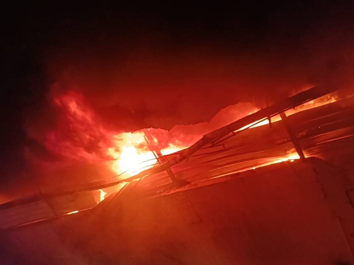 Pune Fire: Huge Blaze Erupts at Fiber Factory in Bhosari (Watch Video ...