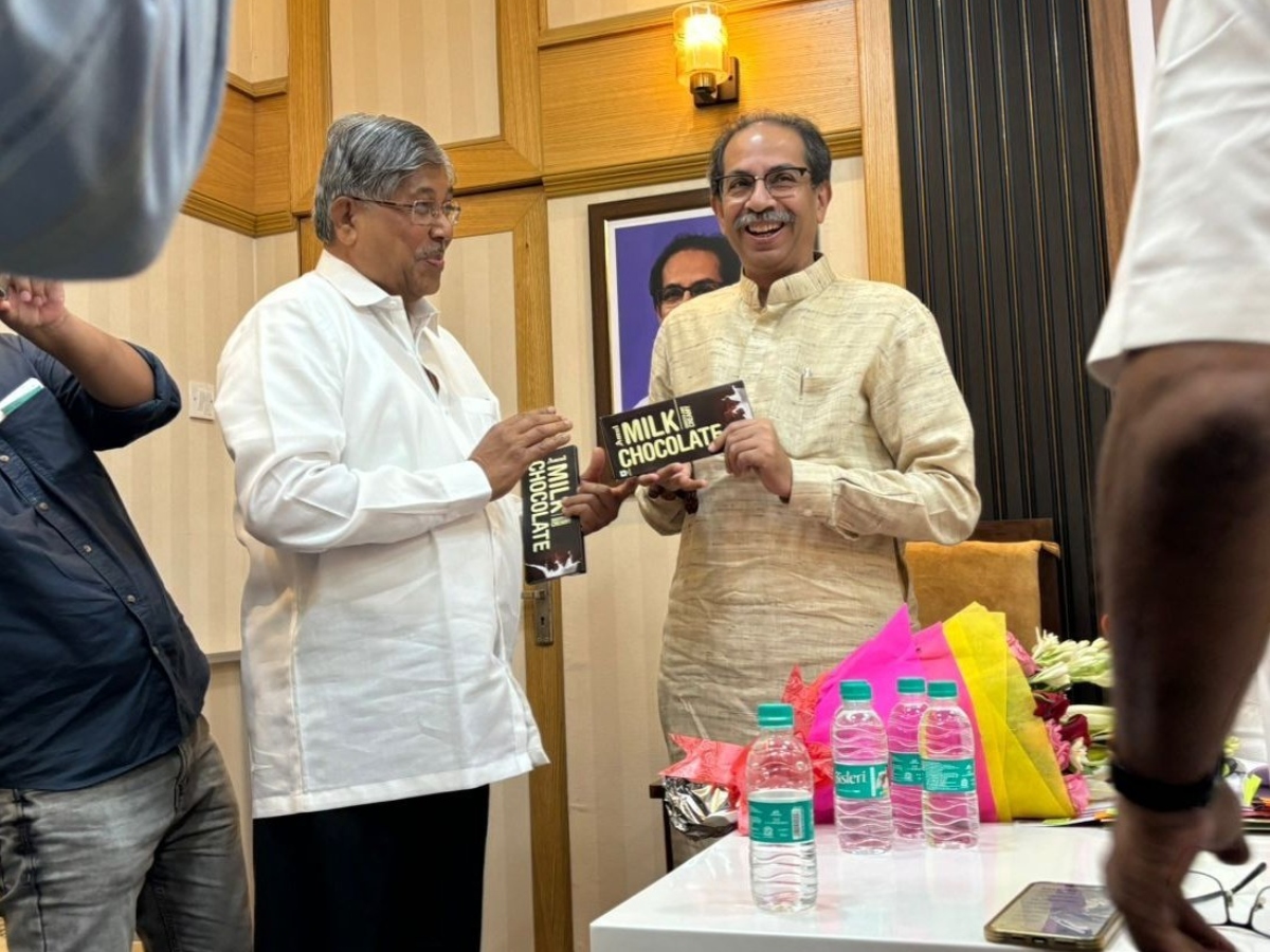 Video Of Exchanging Sweets Between Chandrakant Patil & Uddhav Thackeray ...