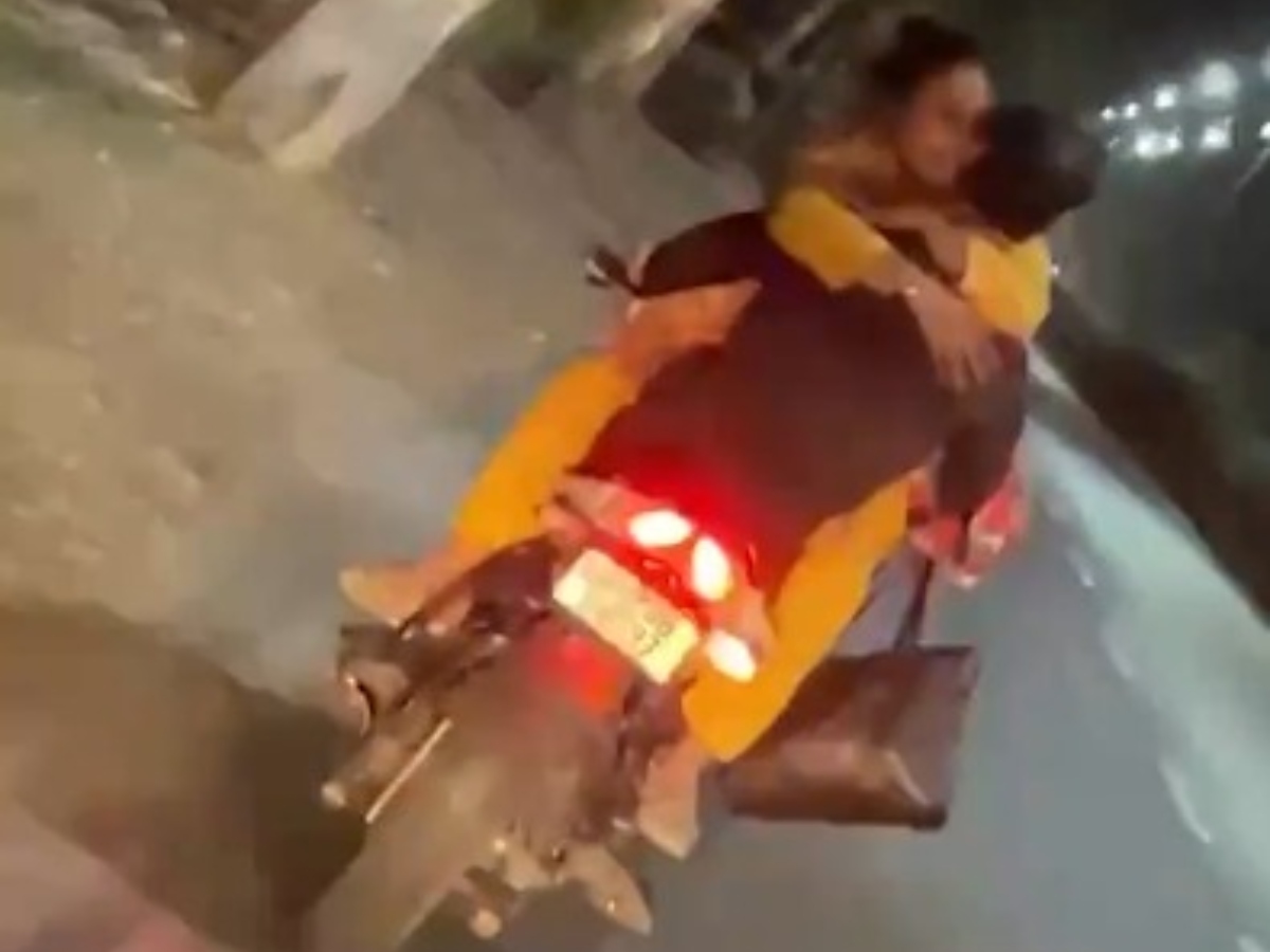 Couple Kissing on Bike in Rajasthan: Girl and Boy Caught on Camera Locking Lips on Moving Two ...