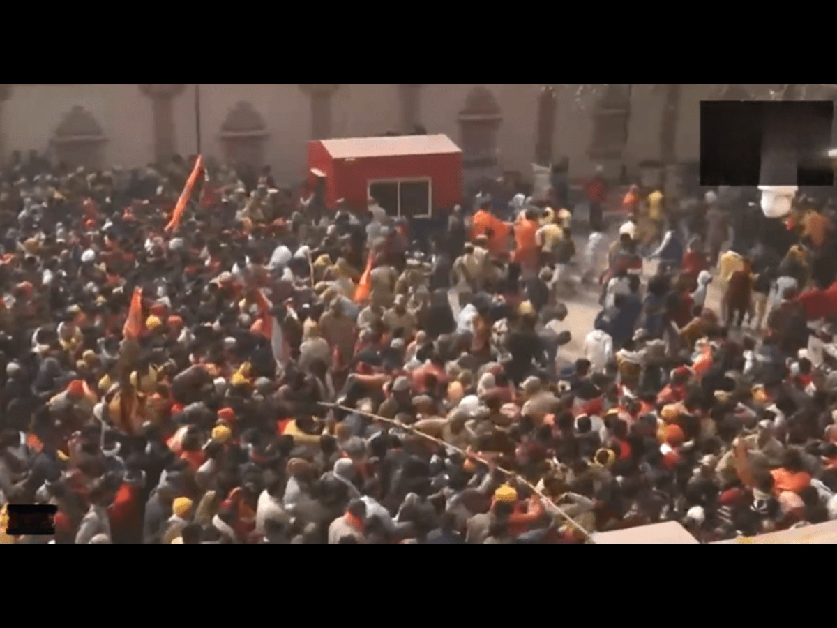Ayodhya Ram Mandir: Devotees Break Security Barricades to Enter Temple ...