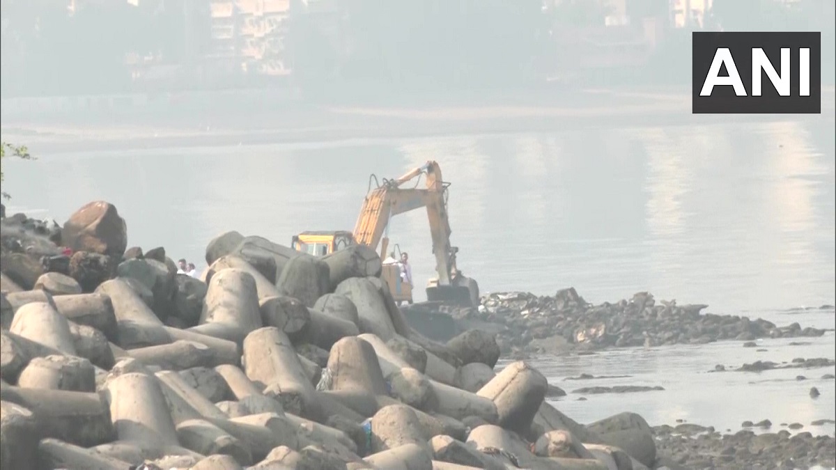 BMC razes illegal 'dargah' in Mahim sea, after Raj Thackeray's warning ...