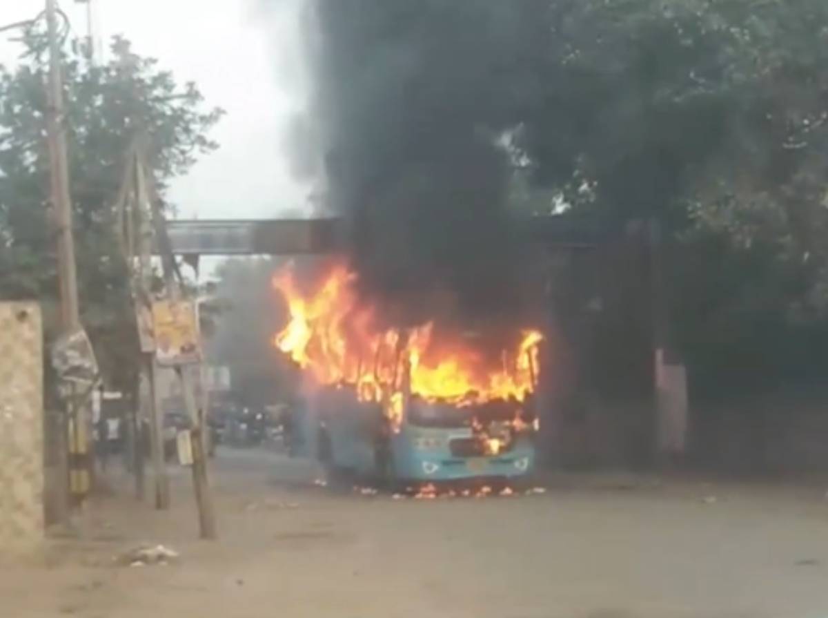 Delhi: Fire Breaks Out in Moving Bus Near Government School in Badarpur (Watch Video) - www ...