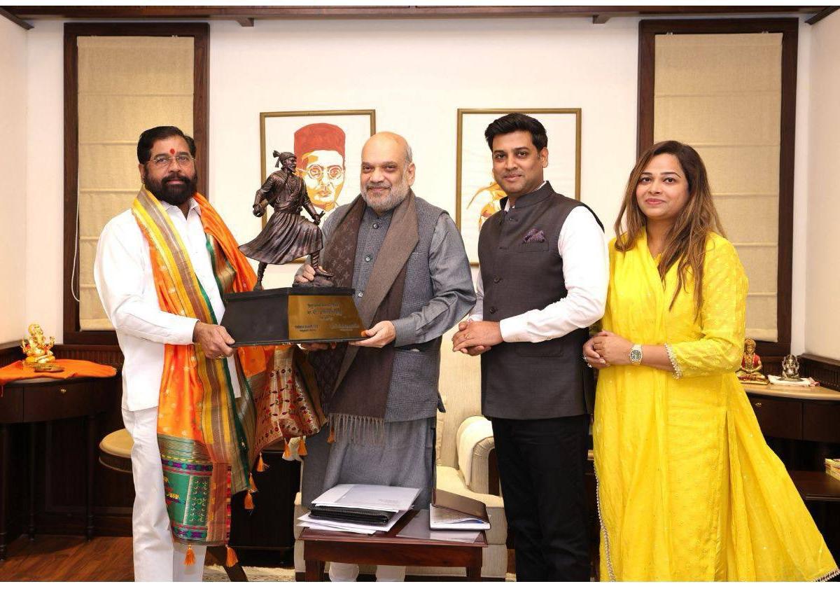 Eknath Shinde, MP Shrikant Shinde Meet Amit Shah, Present Traditional ...