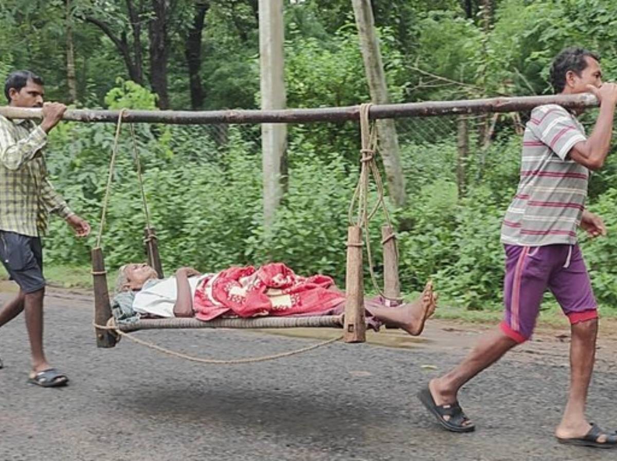 Maharashtra: Family Carries Injured Tribal Man on Cot for 14 KM to ...