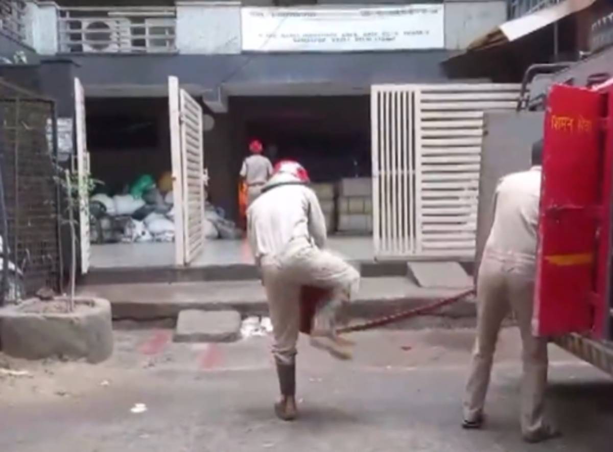 Delhi Fire: Massive Blaze Erupts at Jeans Factory in Badli Industrial Area; 8 Fire Tenders at ...