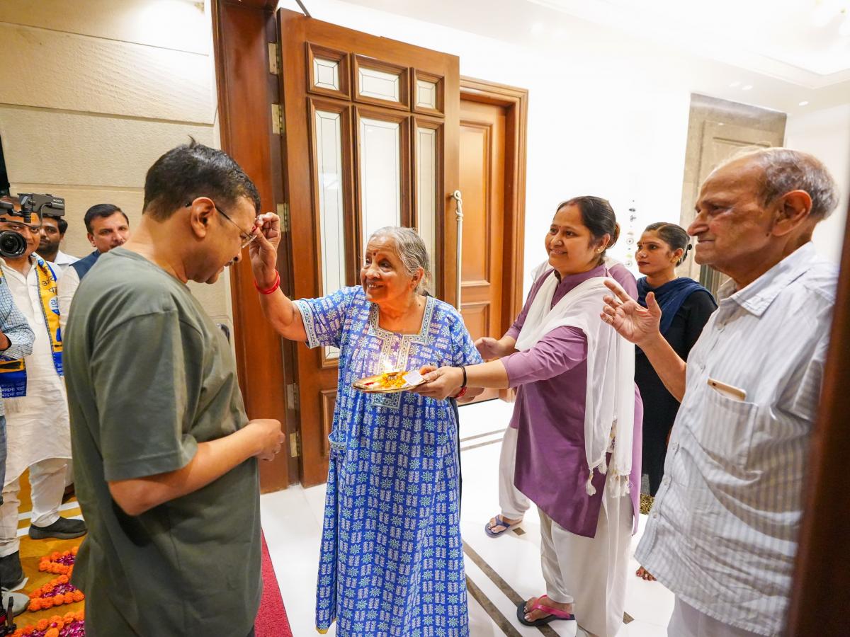 Arvind Kejriwal Welcomed Home with Traditional Aarti and Garlands After ...