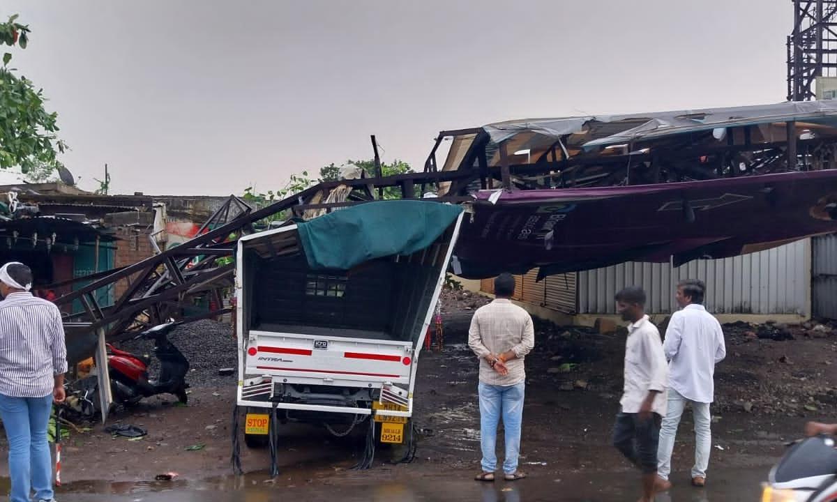 Days After Mumbai, Hoarding Collapses in Pimpri-Chinchwad (Watch Video) - www.lokmattimes.com