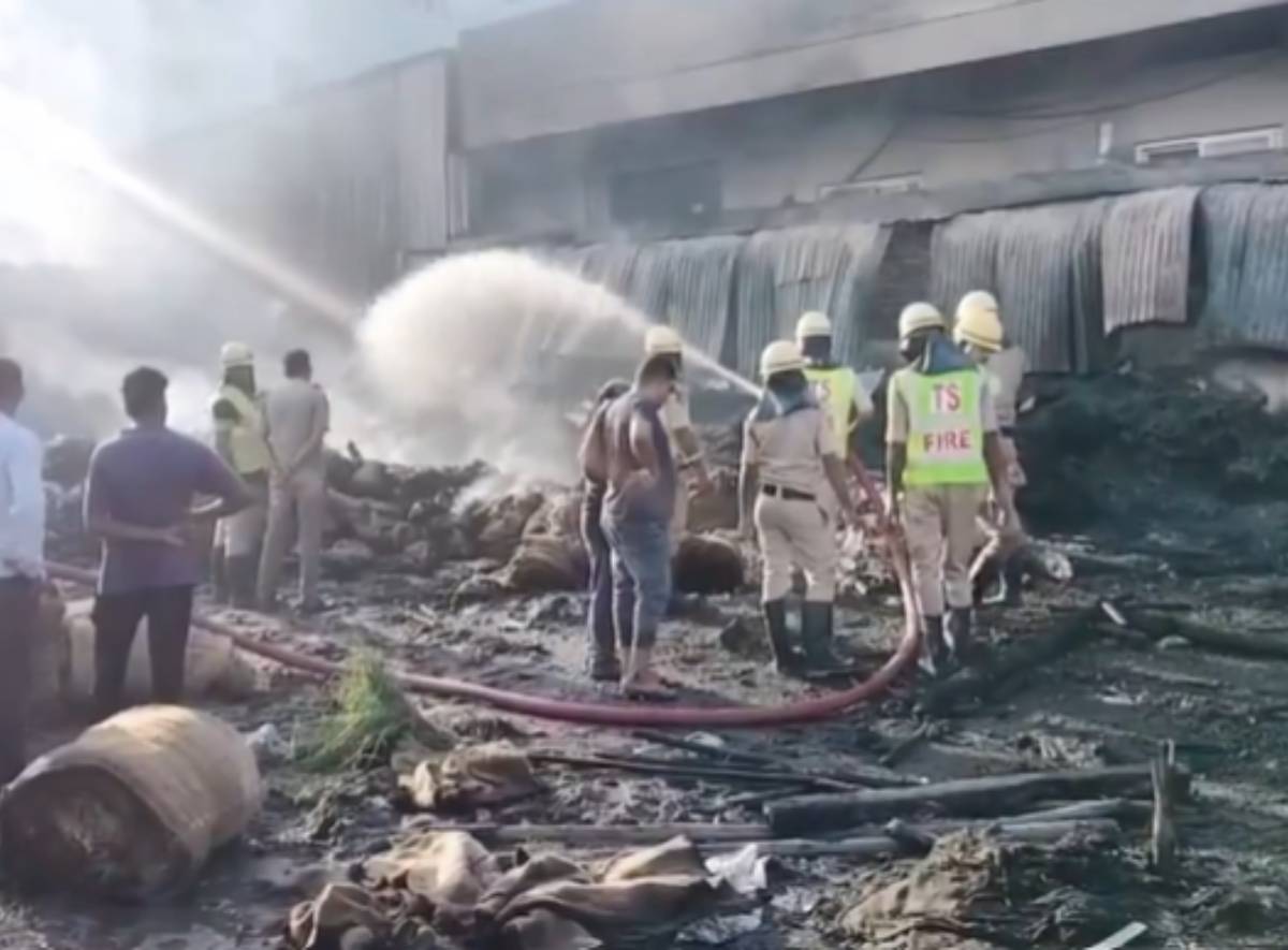 Telangana Fire: Massive Blaze Erupts at Gunny Godown in Warangal (Watch ...