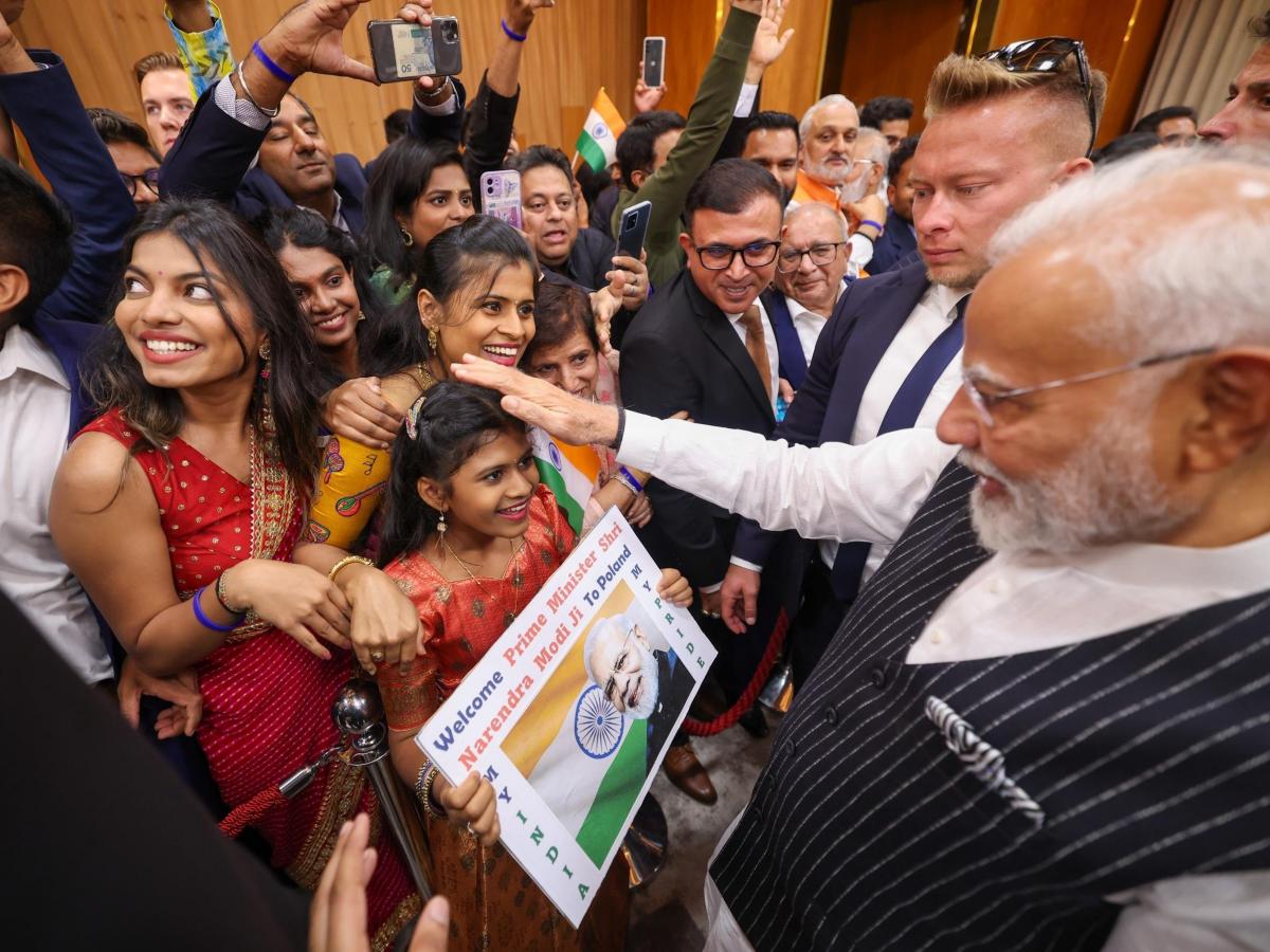 Modi Receives Warm Welcome from Indian Diaspora in Poland, Interacts with Children (Watch Video ...