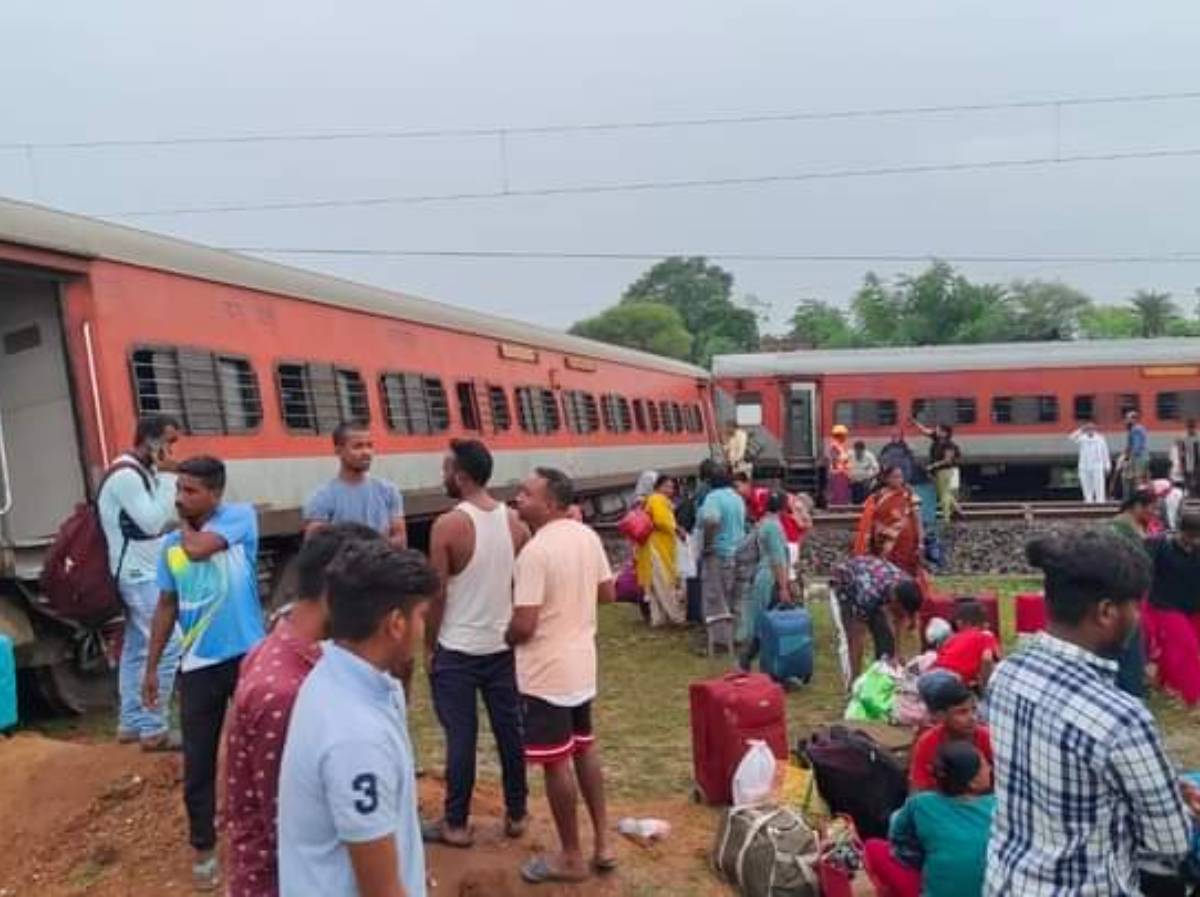 Howrah-Mumbai Train Derailment: 17 Trains Diverted by South Eastern ...