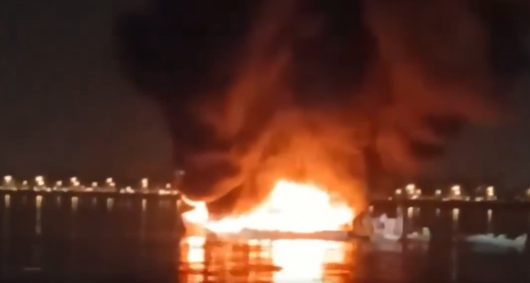 Hussain Sagar Lake Boat Fire: 1 Injured During Fireworks at Bharat Mata ...