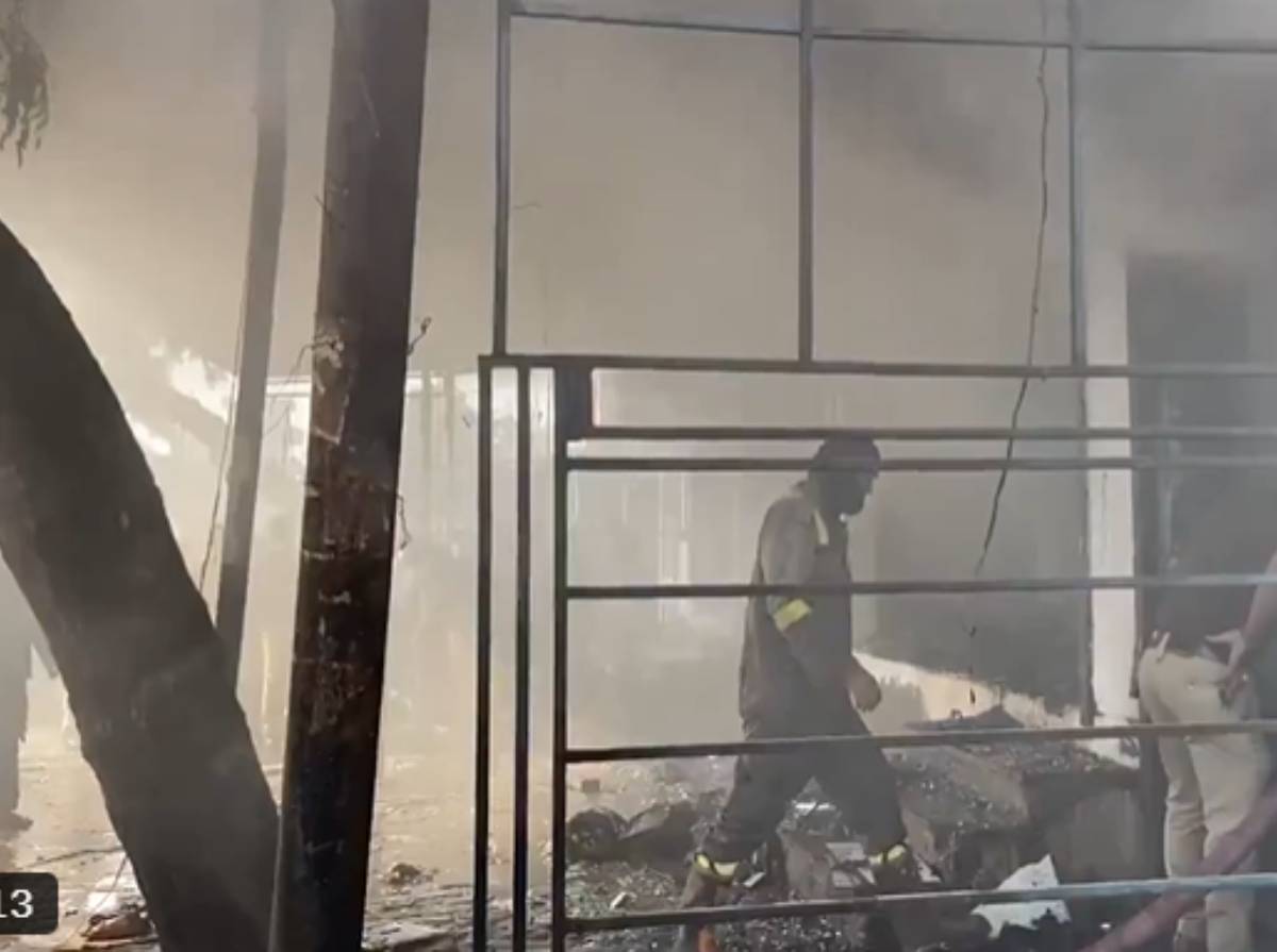 Kanpur Fire: Massive Blaze Erupts in Leather Showroom (Watch Video) - www.lokmattimes.com