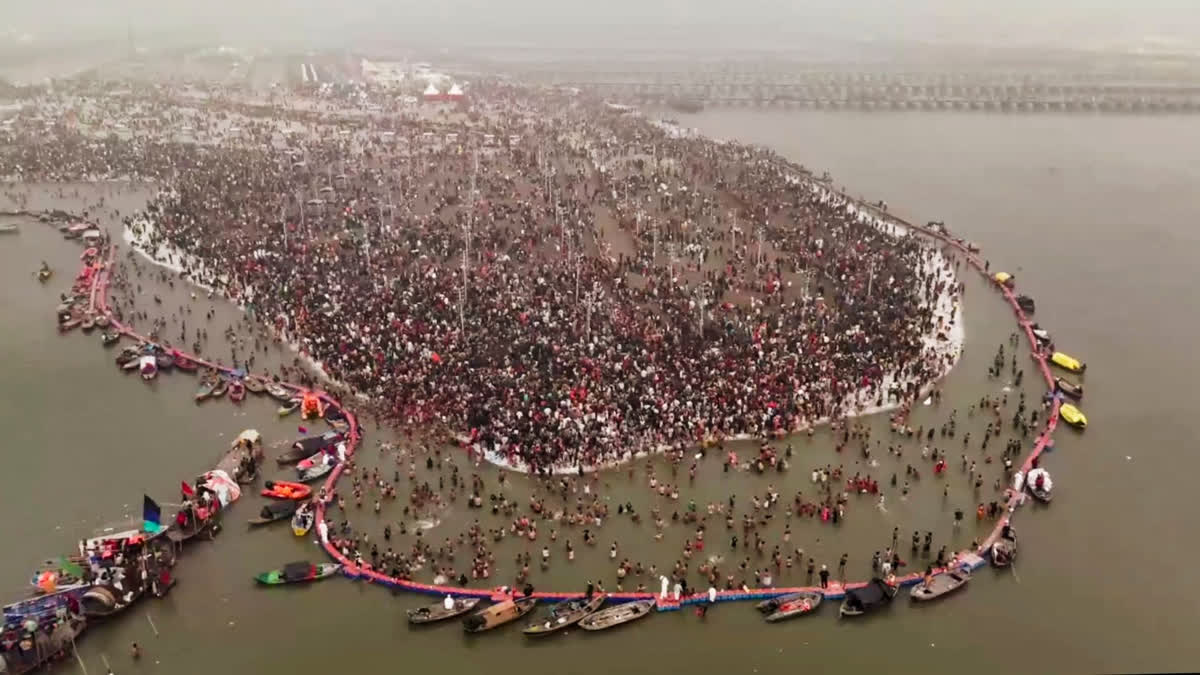 Mahashivratri 2025: Devotees at Maha Kumbh Perform Aarti at Ancient ...
