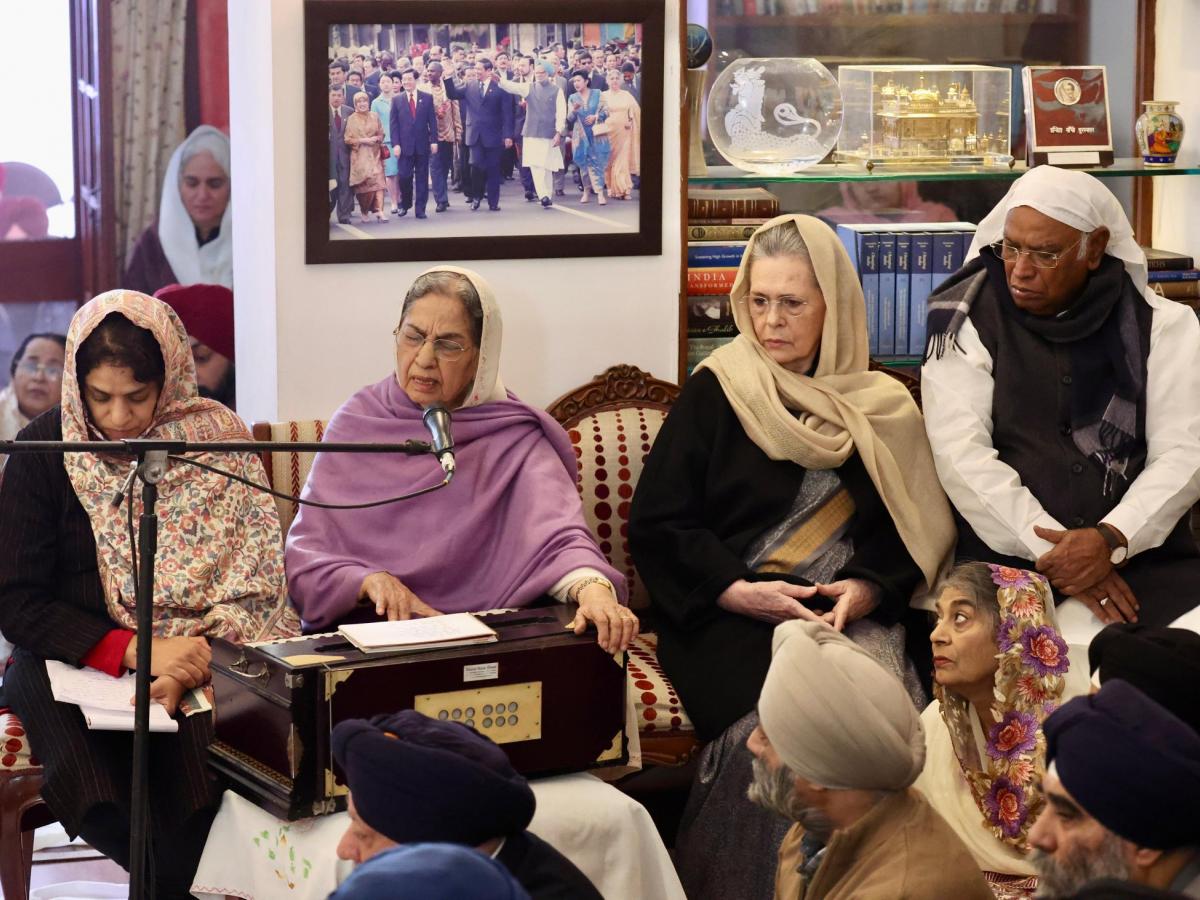 Manmohan Singh Passes Away: Sonia Gandhi, Mallikarjun Kharge Attend ...