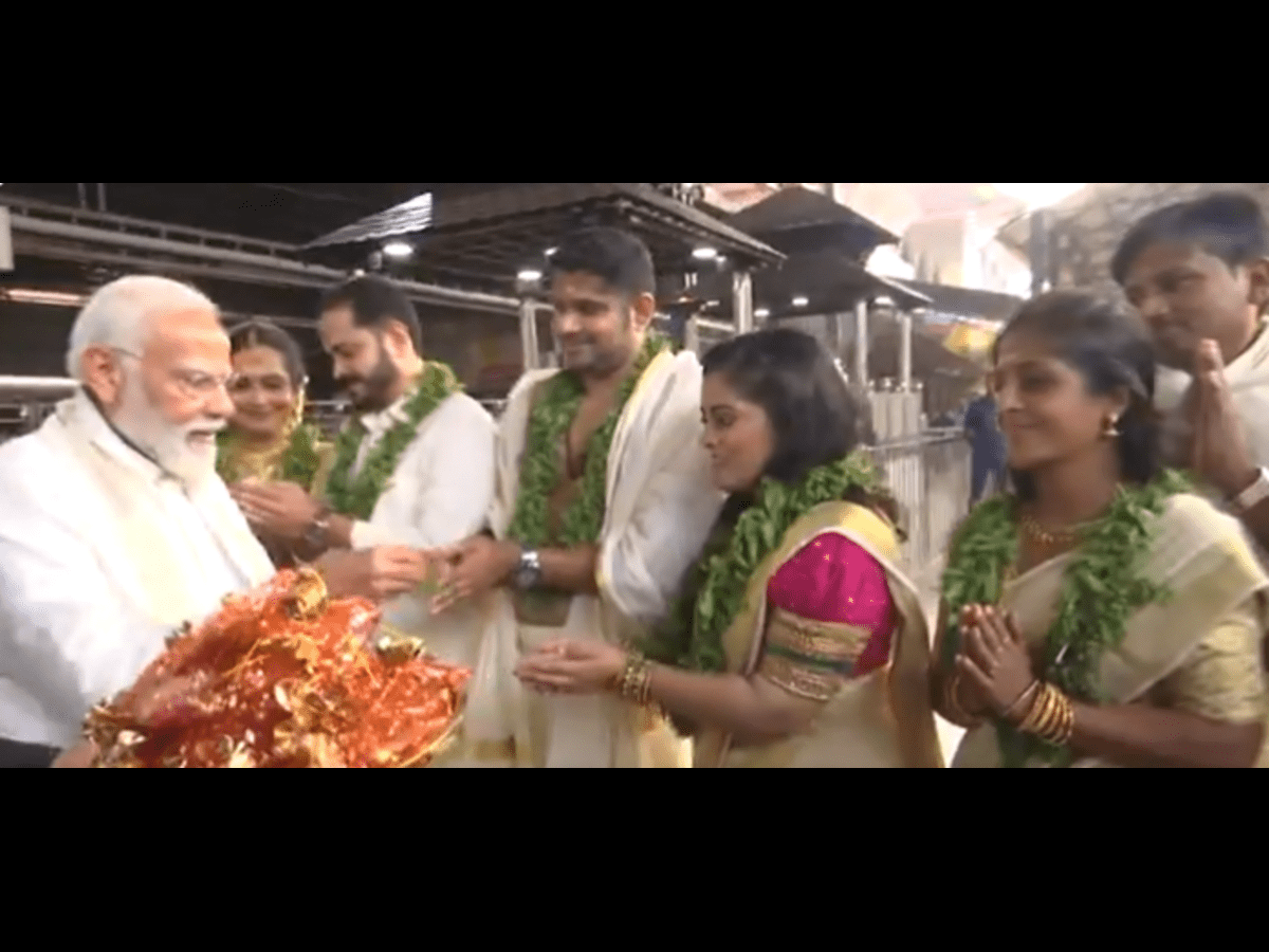 PM Modi Blesses Newly Married Couples During Guruvayur Temple Visit in ...