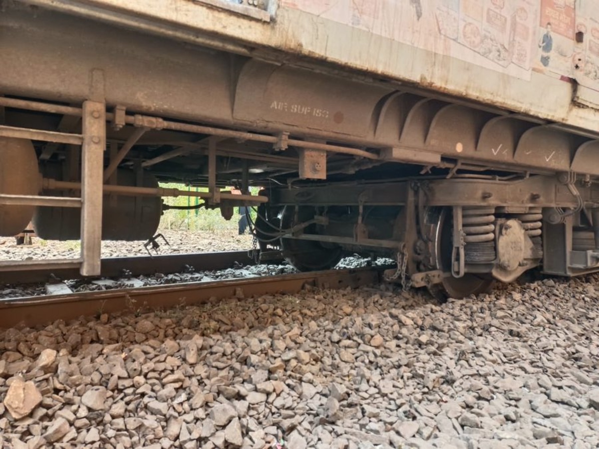 Mumbai Local Train Update: Services on Harbour Line Disrupted Due to ...