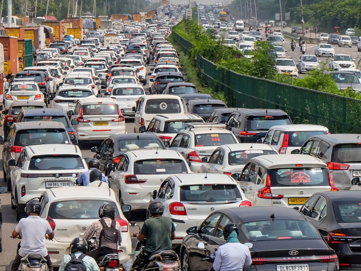 Mumbai–Pune Expressway Traffic Update: Weekend Rush Leads to Heavy ...