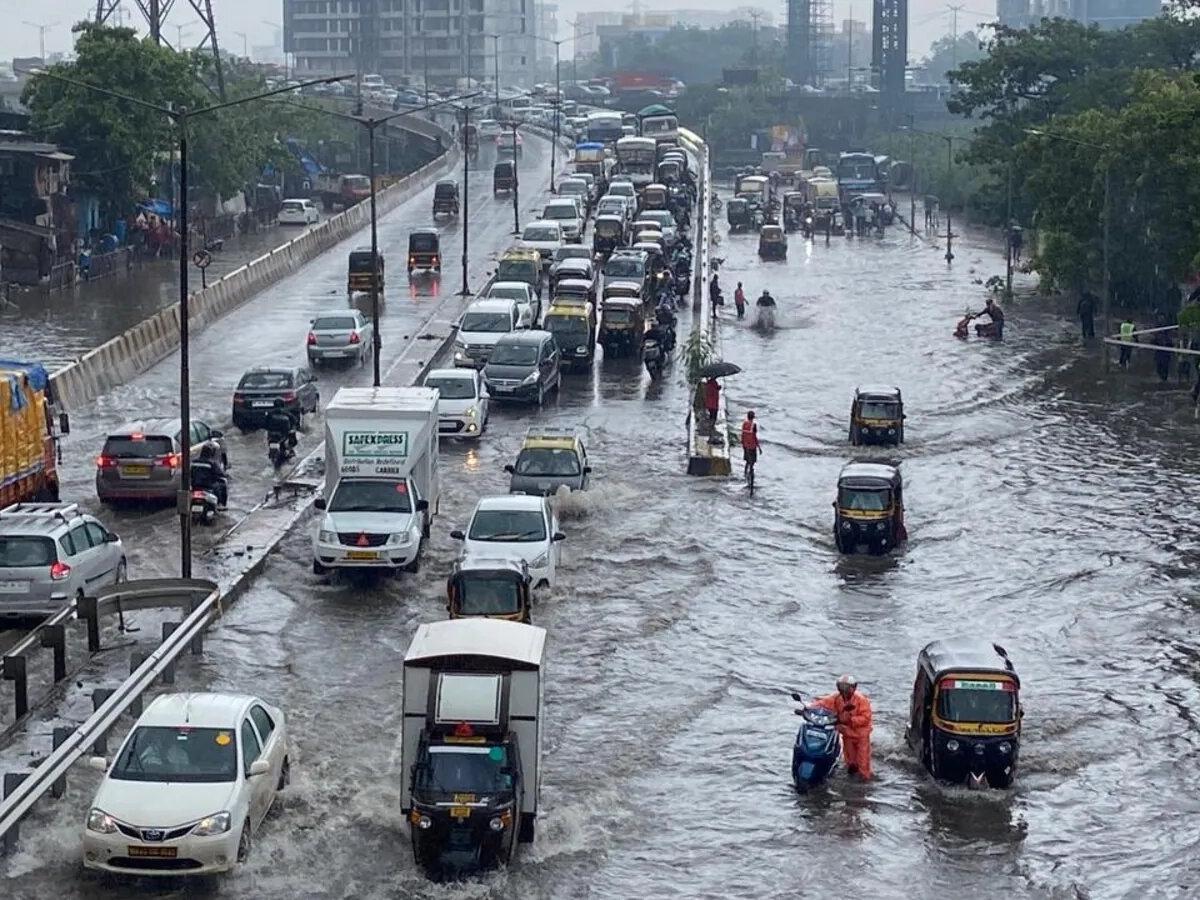 IMD predicts heavy rainfall in Mumbai, issues orange alert for city - www.lokmattimes.com