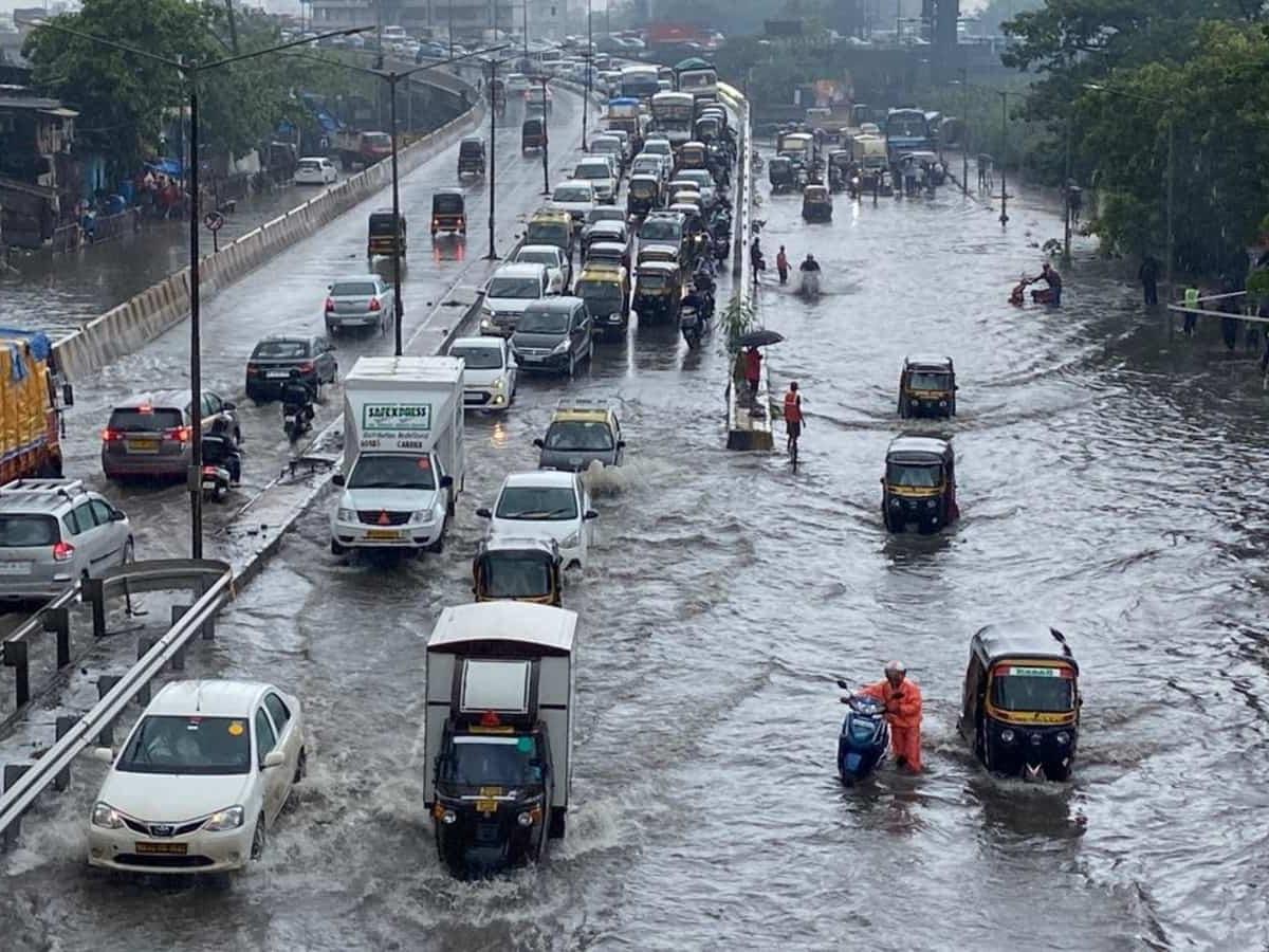 Mumbai witnesses heavy rainfall and thunderstorms - www.lokmattimes.com