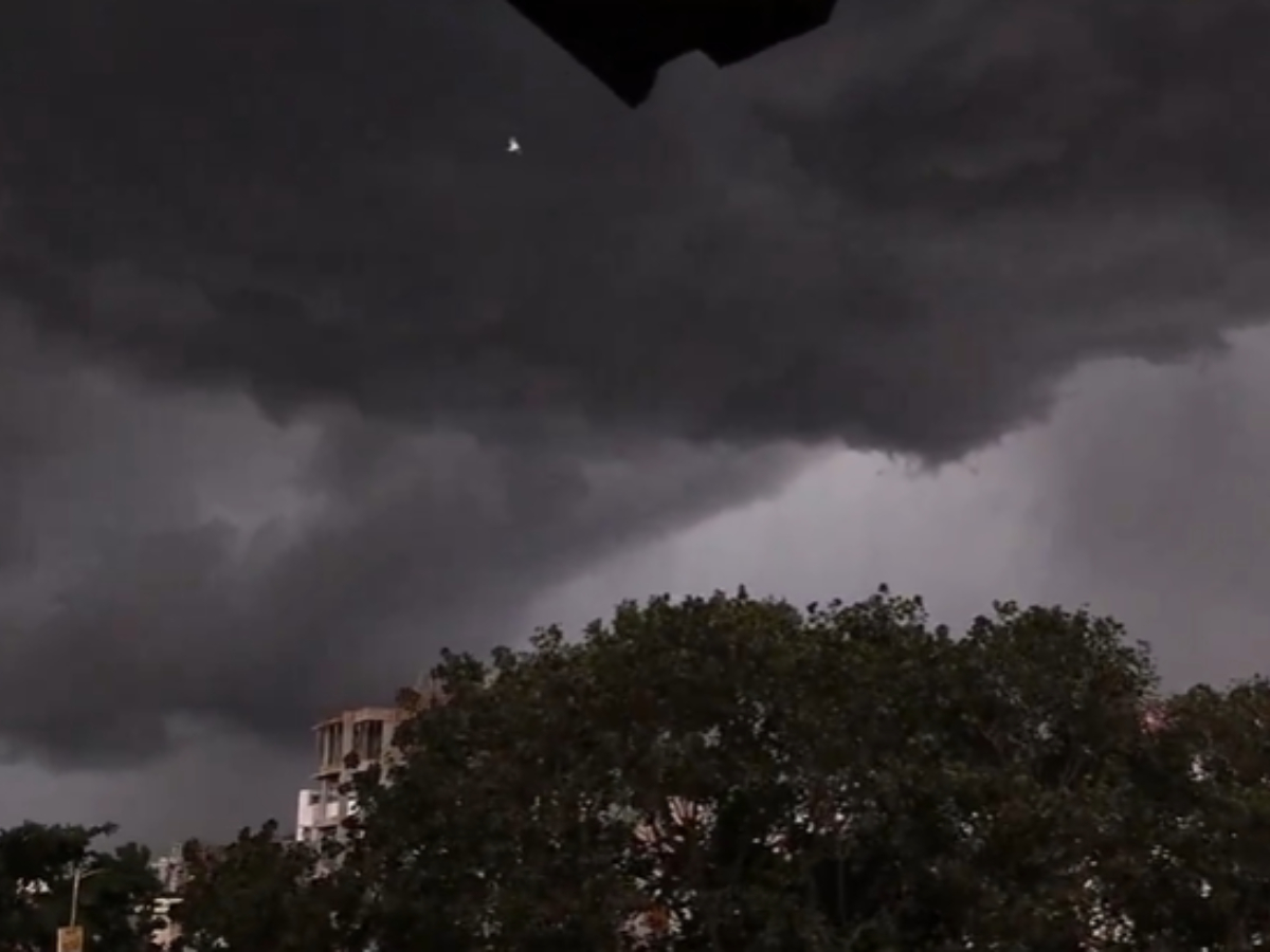 Mumbai Rain Update: Thunderstorms with Lightning, Cloudy Skies with ...